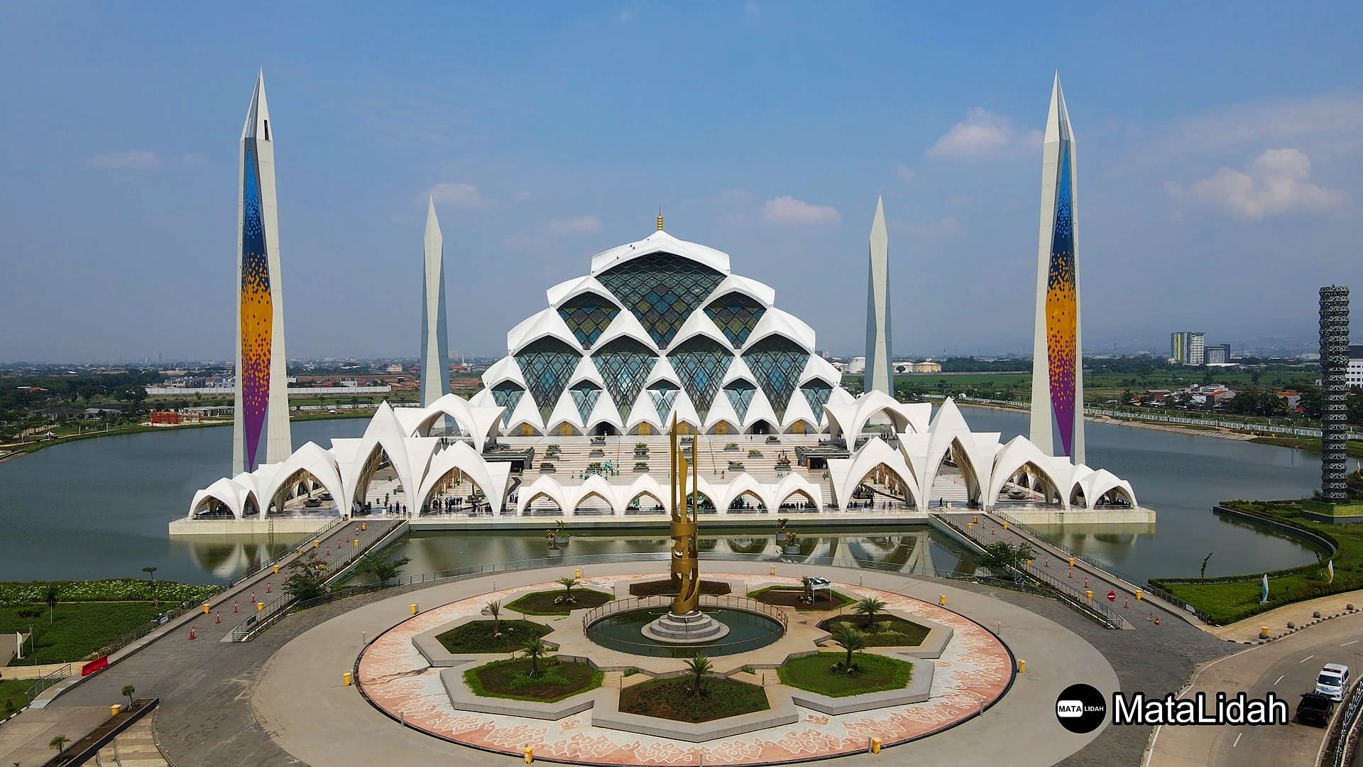 Masjid Raya Al Jabbar Bandung: Perpaduan Arsitektur Modern dan Nilai ...